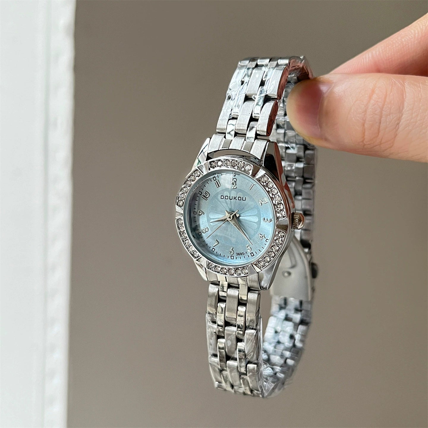 Women's Alloy Ordinary Glass Mirror Round Dial Fashion Quartz Watch ...